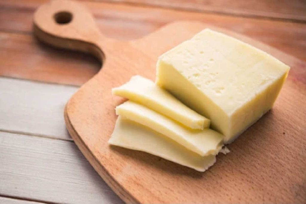 The 9 Best White Cheddar Substitutes For Your Recipes